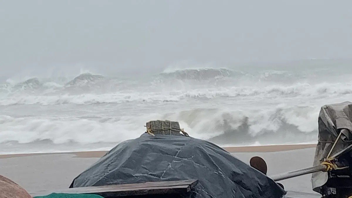 Cyclone Montha Intensifies, Heads Toward Kakinada Coast; Heavy Rain and ...